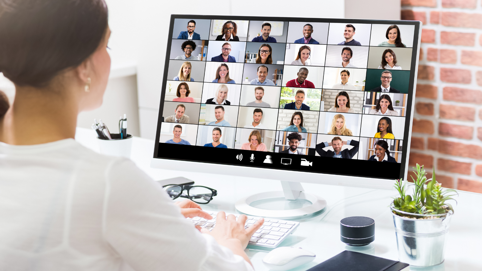 7 tips for better body language on-screen - Arthur Edward Associates